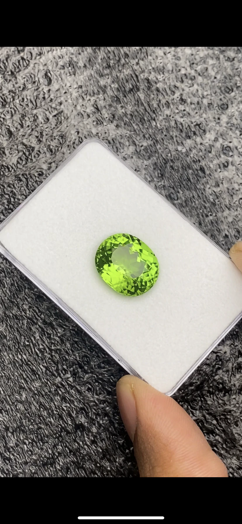 Vivid Green Peridot 12.40ct (PD0346)